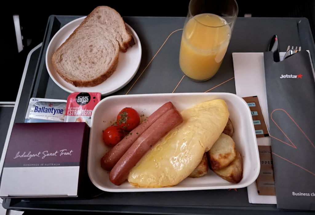 関空〜ケアンズのジェットスタービジネスクラス搭乗記！座席や機内食レポ - 旅もぐっ