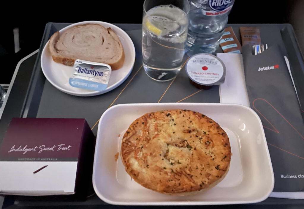 関空〜ケアンズのジェットスタービジネスクラス搭乗記！座席や機内食レポ - 美味しく旅するブログ